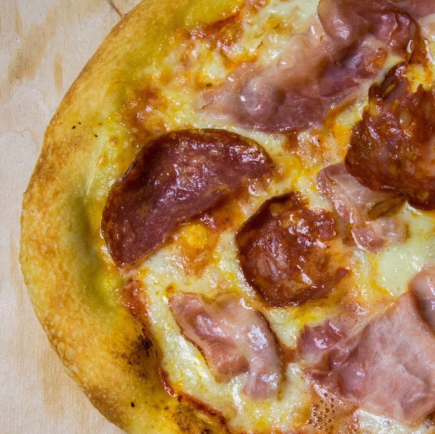Pizza 4 mięsa (quattro carni) - niezwykłe połączenie włoskich wędlin